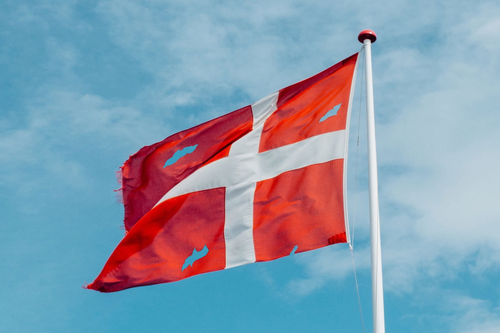 Hoe kunt u de vlag halfstok hangen? - MastenenVlaggen geeft tips!