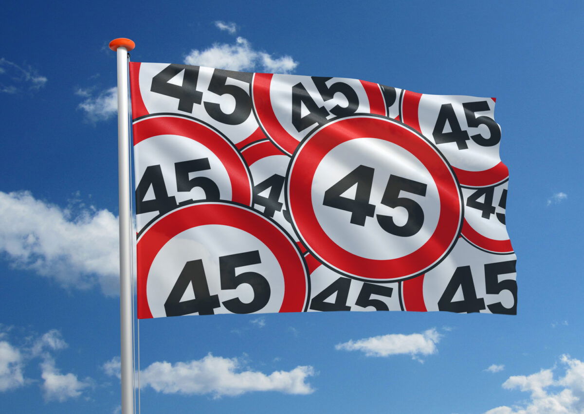 45 jaar geworden? Vier uw verjaardag met een verjaardagsvlag!